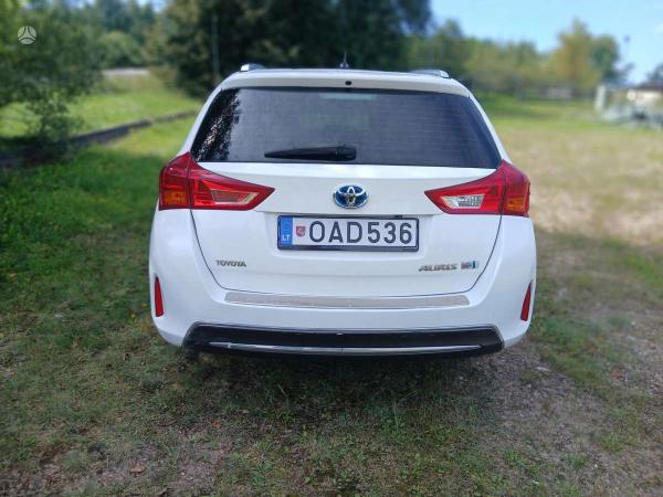 White Toyota Auris 2013 in Vilnius, with an engine capacity of 1.80 L and mileage of 263 thousand km for 6950 €, photo 7 on AUTOMOTO.COM.LV