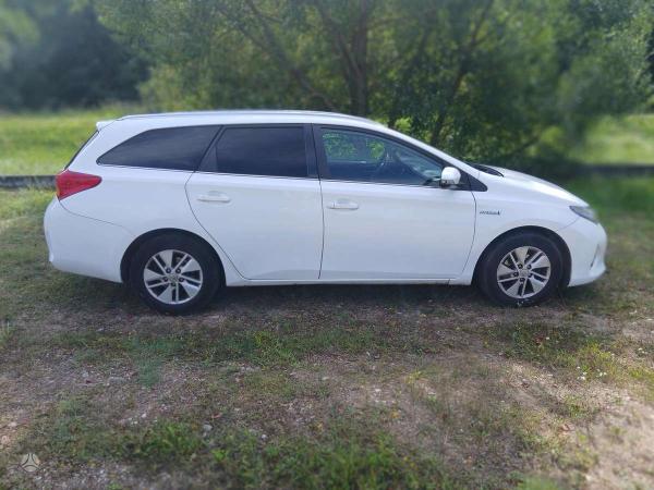White Toyota Auris 2013 in Vilnius, with an engine capacity of 1.80 L and mileage of 263 thousand km for 6950 €, photo 8 on AUTOMOTO.COM.LV
