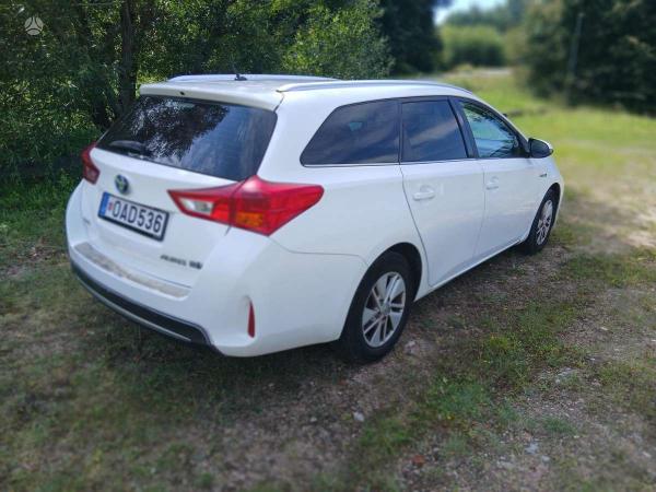 White Toyota Auris 2013 in Vilnius, with an engine capacity of 1.80 L and mileage of 263 thousand km for 6950 €, photo 9 on AUTOMOTO.COM.LV
