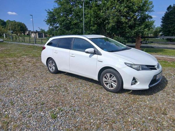 White Toyota Auris 2013 in Vilnius, with an engine capacity of 1.80 L and mileage of 263 thousand km for 6950 €, photo 10 on AUTOMOTO.COM.LV