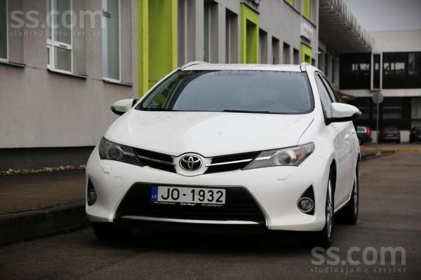 White Toyota Auris 2014 in Riga, with an engine capacity of 1.40 L and mileage of 0 thousand km for 5495 €, photo 1 on AUTOMOTO.COM.LV
