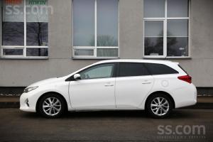 White Toyota Auris 2014 in Riga, with an engine capacity of 1.40 L and mileage of 0 thousand km for 5495 €, photo 2 on AUTOMOTO.COM.LV