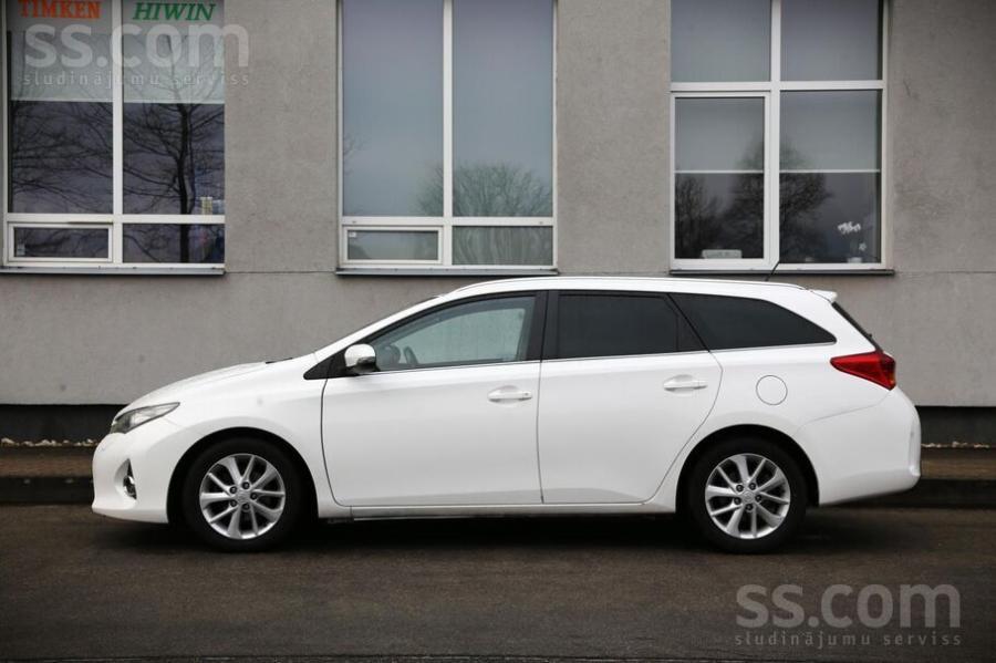 White Toyota Auris 2014 in Riga, with an engine capacity of 1.40 L and mileage of 0 thousand km for 5495 €, photo 2 on AUTOMOTO.COM.LV