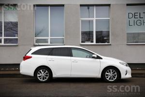 White Toyota Auris 2014 in Riga, with an engine capacity of 1.40 L and mileage of 0 thousand km for 5495 €, photo 3 on AUTOMOTO.COM.LV