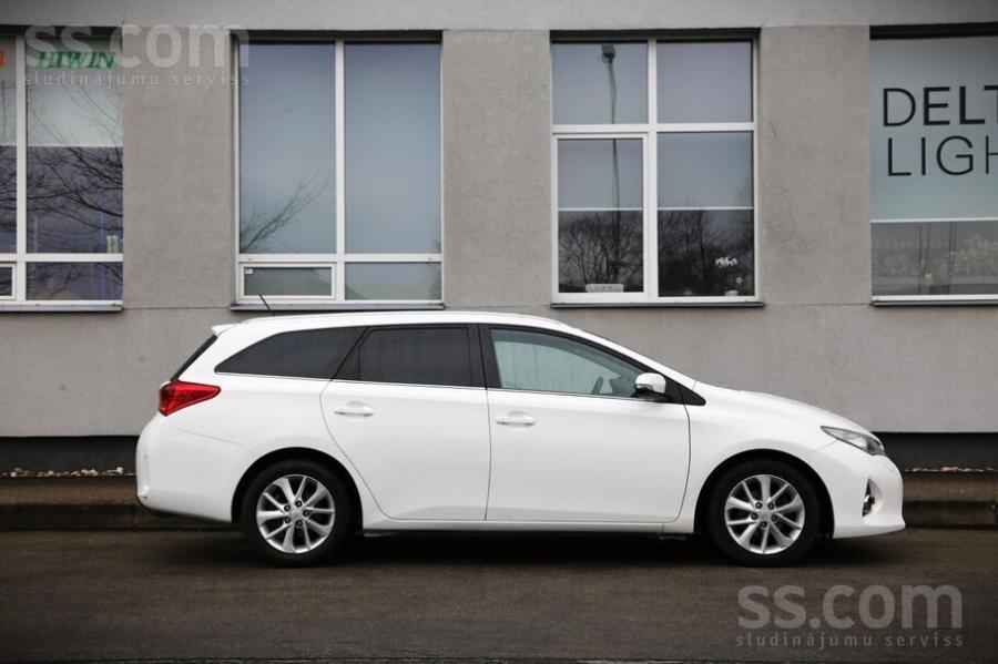 White Toyota Auris 2014 in Riga, with an engine capacity of 1.40 L and mileage of 0 thousand km for 5495 €, photo 3 on AUTOMOTO.COM.LV