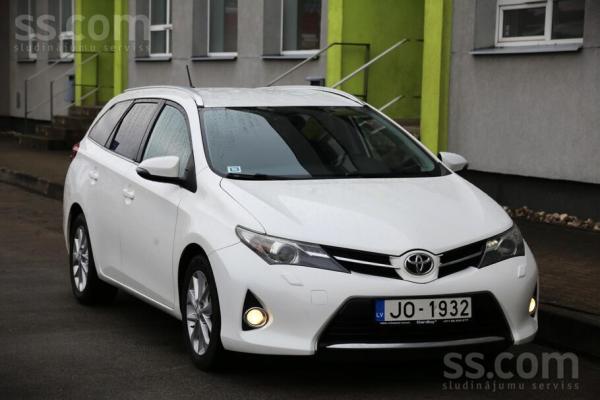 White Toyota Auris 2014 in Riga, with an engine capacity of 1.40 L and mileage of 0 thousand km for 5495 €, photo 4 on AUTOMOTO.COM.LV
