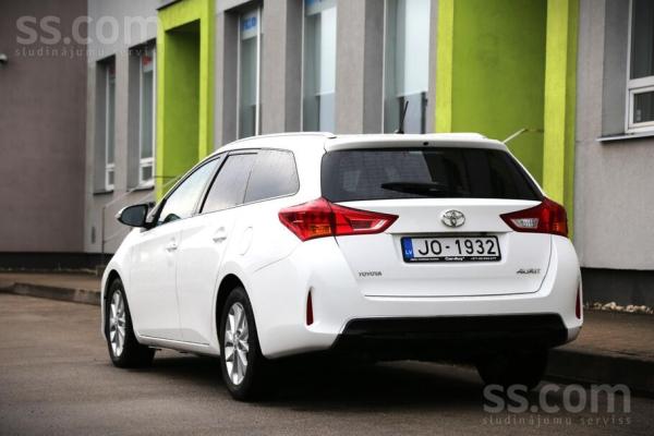 White Toyota Auris 2014 in Riga, with an engine capacity of 1.40 L and mileage of 0 thousand km for 5495 €, photo 5 on AUTOMOTO.COM.LV