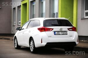 White Toyota Auris 2014 in Riga, with an engine capacity of 1.40 L and mileage of 0 thousand km for 5495 €, photo 5 on AUTOMOTO.COM.LV