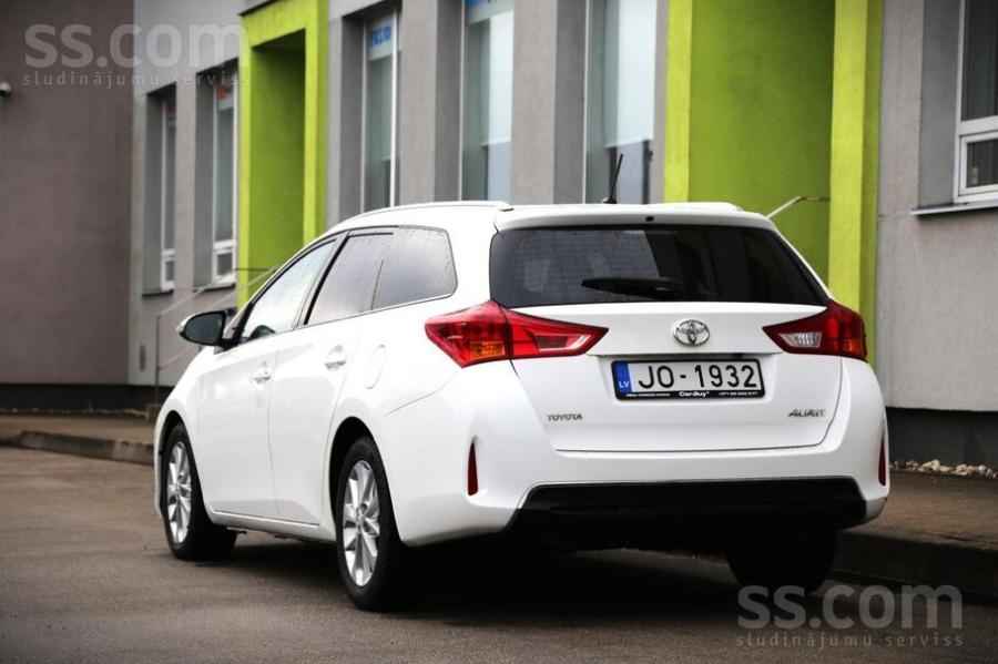 White Toyota Auris 2014 in Riga, with an engine capacity of 1.40 L and mileage of 0 thousand km for 5495 €, photo 5 on AUTOMOTO.COM.LV