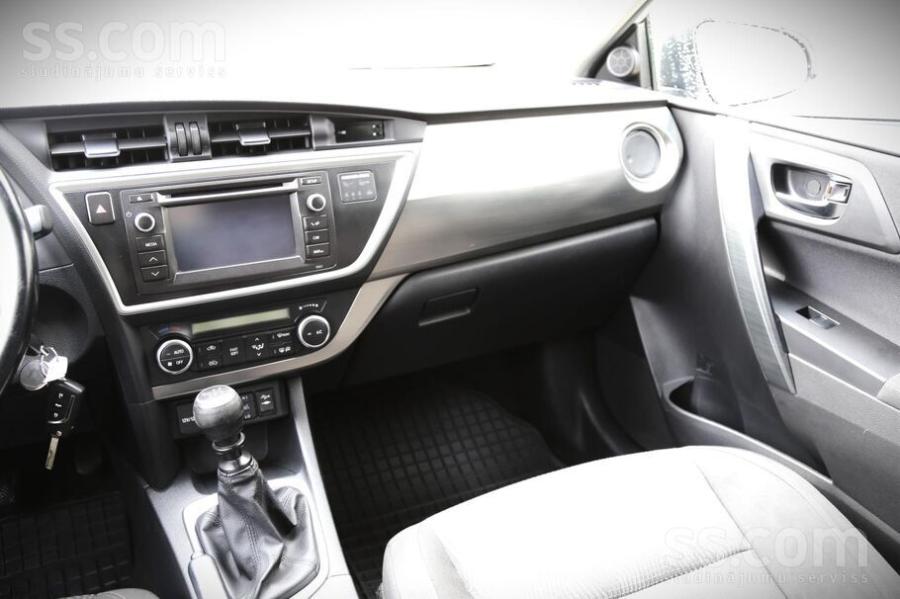 White Toyota Auris 2014 in Riga, with an engine capacity of 1.40 L and mileage of 0 thousand km for 5495 €, photo 9 on AUTOMOTO.COM.LV
