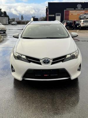 White Toyota Auris 2014 in Vilnius, with an engine capacity of 1.80 L and mileage of 211 thousand km for 8950 €, photo 2 on AUTOMOTO.COM.LV