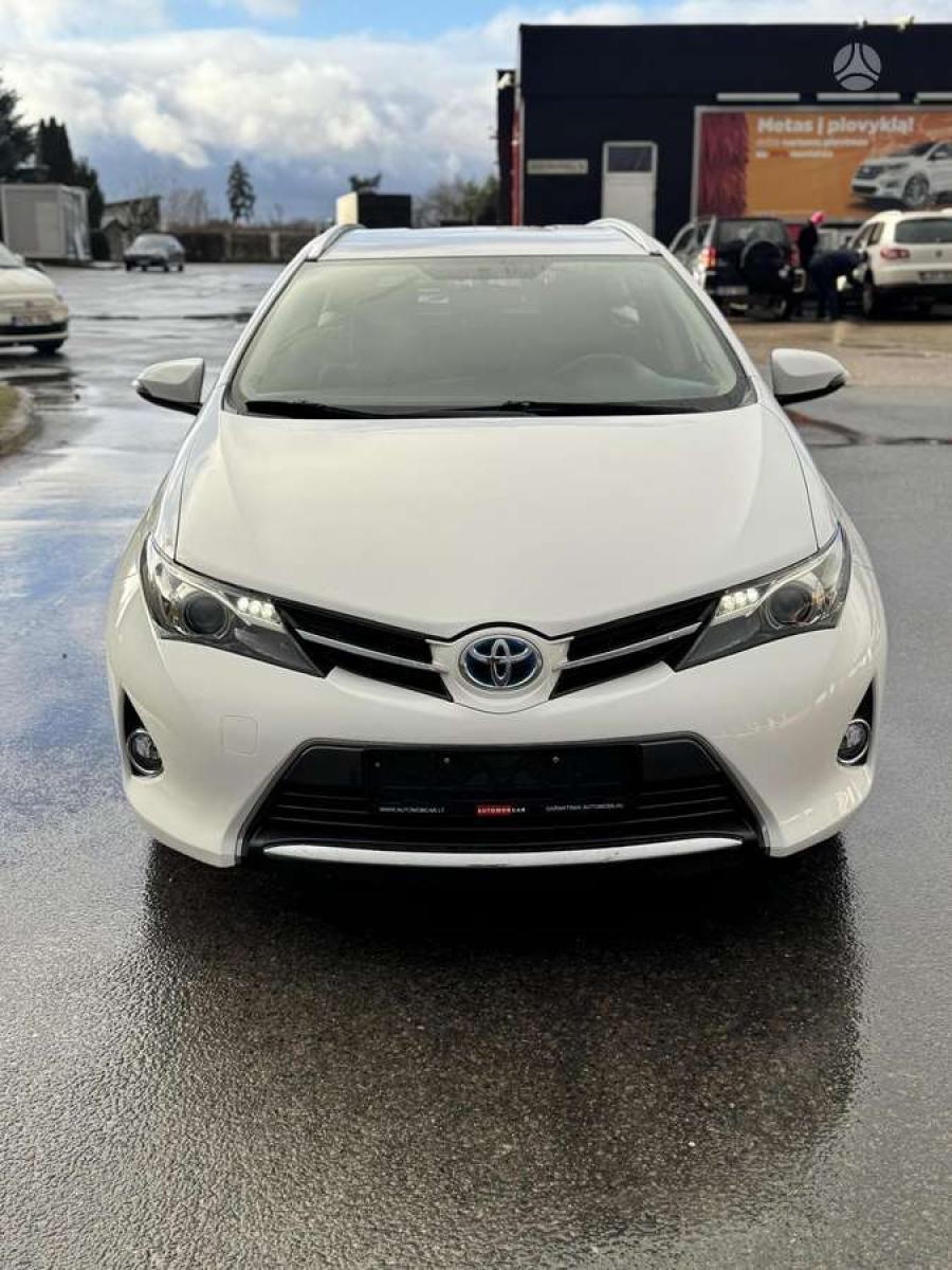 White Toyota Auris 2014 in Vilnius, with an engine capacity of 1.80 L and mileage of 211 thousand km for 8950 €, photo 2 on AUTOMOTO.COM.LV