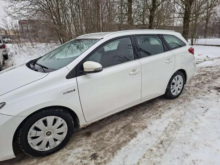 White Toyota Auris 2014 in Vilnius, with an engine capacity of 1.80 L and mileage of 604 thousand km for 3750 €, photo 1 on AUTOMOTO.COM.LV