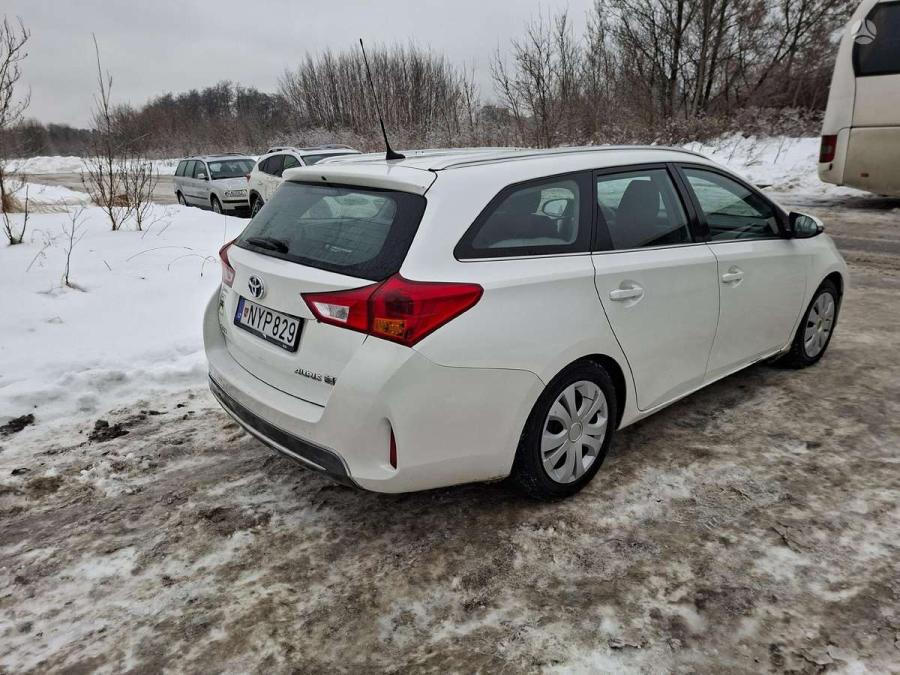 White Toyota Auris 2014 in Vilnius, with an engine capacity of 1.80 L and mileage of 604 thousand km for 3750 €, photo 2 on AUTOMOTO.COM.LV