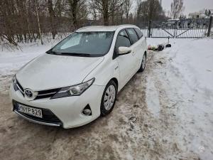 White Toyota Auris 2014 in Vilnius, with an engine capacity of 1.80 L and mileage of 604 thousand km for 3750 €, photo 3 on AUTOMOTO.COM.LV
