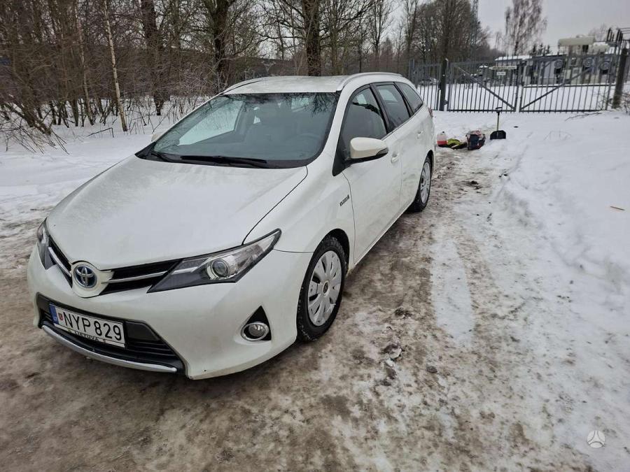 White Toyota Auris 2014 in Vilnius, with an engine capacity of 1.80 L and mileage of 604 thousand km for 3750 €, photo 3 on AUTOMOTO.COM.LV