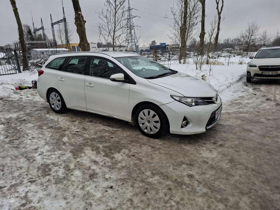 White Toyota Auris 2014 in Vilnius, with an engine capacity of 1.80 L and mileage of 604 thousand km for 3750 €, photo 4 on AUTOMOTO.COM.LV