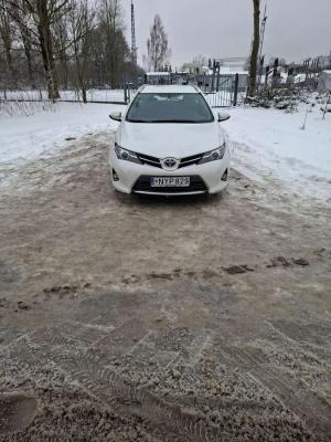 White Toyota Auris 2014 in Vilnius, with an engine capacity of 1.80 L and mileage of 604 thousand km for 3750 €, photo 5 on AUTOMOTO.COM.LV