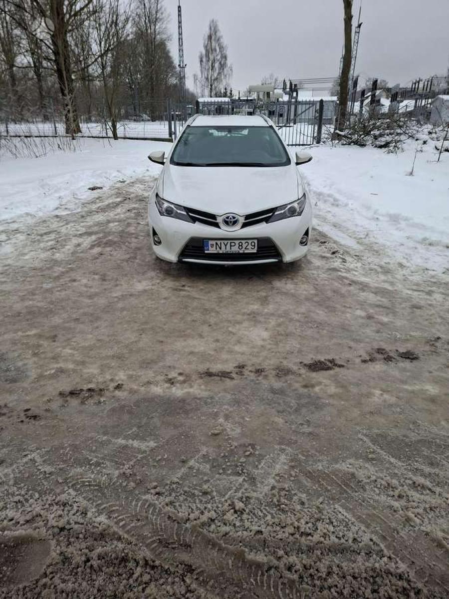 White Toyota Auris 2014 in Vilnius, with an engine capacity of 1.80 L and mileage of 604 thousand km for 3750 €, photo 5 on AUTOMOTO.COM.LV