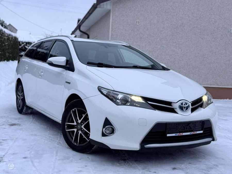 White Toyota Auris 2014 in Ukmerge, with an engine capacity of 1.80 L and mileage of 260 thousand km for 6950 €, photo 1 on AUTOMOTO.COM.LV