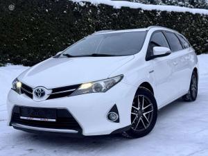White Toyota Auris 2014 in Ukmerge, with an engine capacity of 1.80 L and mileage of 260 thousand km for 6950 €, photo 2 on AUTOMOTO.COM.LV