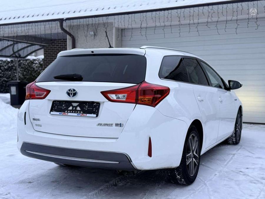 White Toyota Auris 2014 in Ukmerge, with an engine capacity of 1.80 L and mileage of 260 thousand km for 6950 €, photo 4 on AUTOMOTO.COM.LV