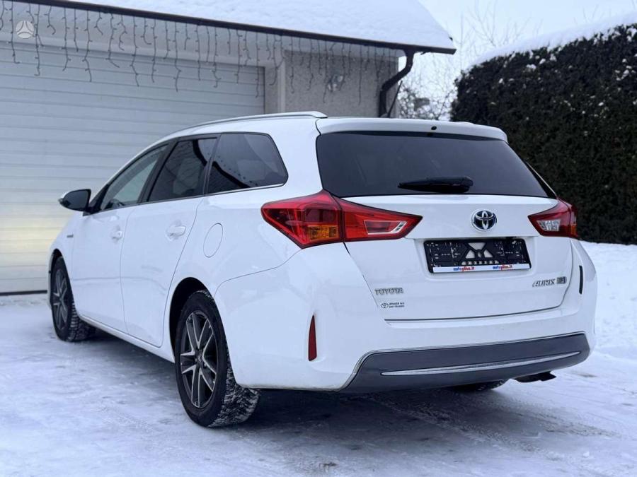 White Toyota Auris 2014 in Ukmerge, with an engine capacity of 1.80 L and mileage of 260 thousand km for 6950 €, photo 5 on AUTOMOTO.COM.LV