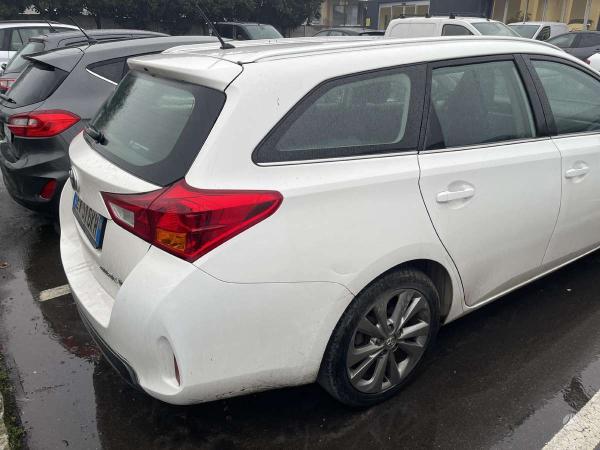 Balts Toyota Auris 2014 Panevēža, ar dzinēja tilpumu 1.80 L un nobraukumu 200 tūkst. km par 6900 €, foto 2 vietnē AUTOMOTO.COM.LV
