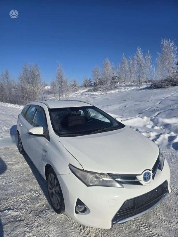 White Toyota Auris 2014 in Vilnius, with an engine capacity of 1.80 L and mileage of 270 thousand km for 5888 €, photo 1 on AUTOMOTO.COM.LV