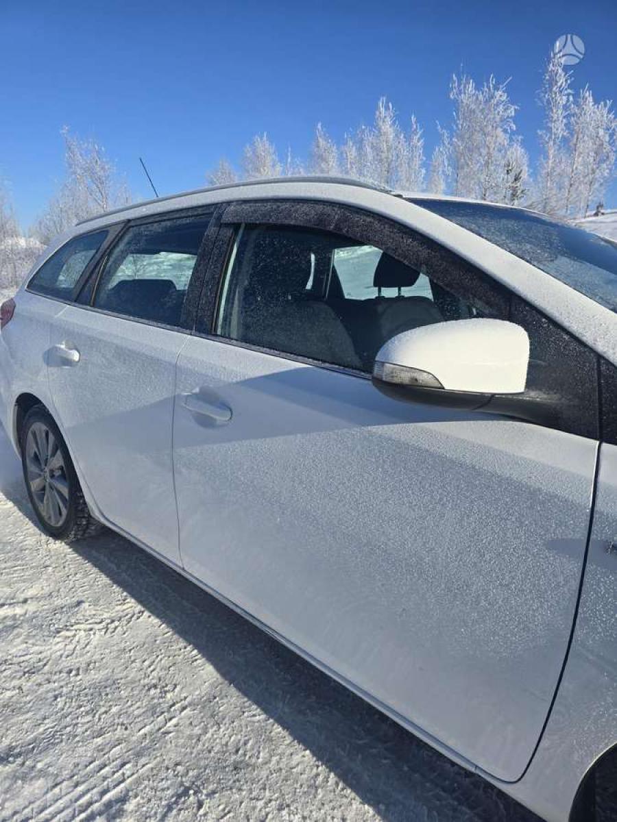 White Toyota Auris 2014 in Vilnius, with an engine capacity of 1.80 L and mileage of 270 thousand km for 5888 €, photo 2 on AUTOMOTO.COM.LV