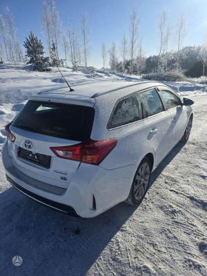 White Toyota Auris 2014 in Vilnius, with an engine capacity of 1.80 L and mileage of 270 thousand km for 5888 €, photo 3 on AUTOMOTO.COM.LV
