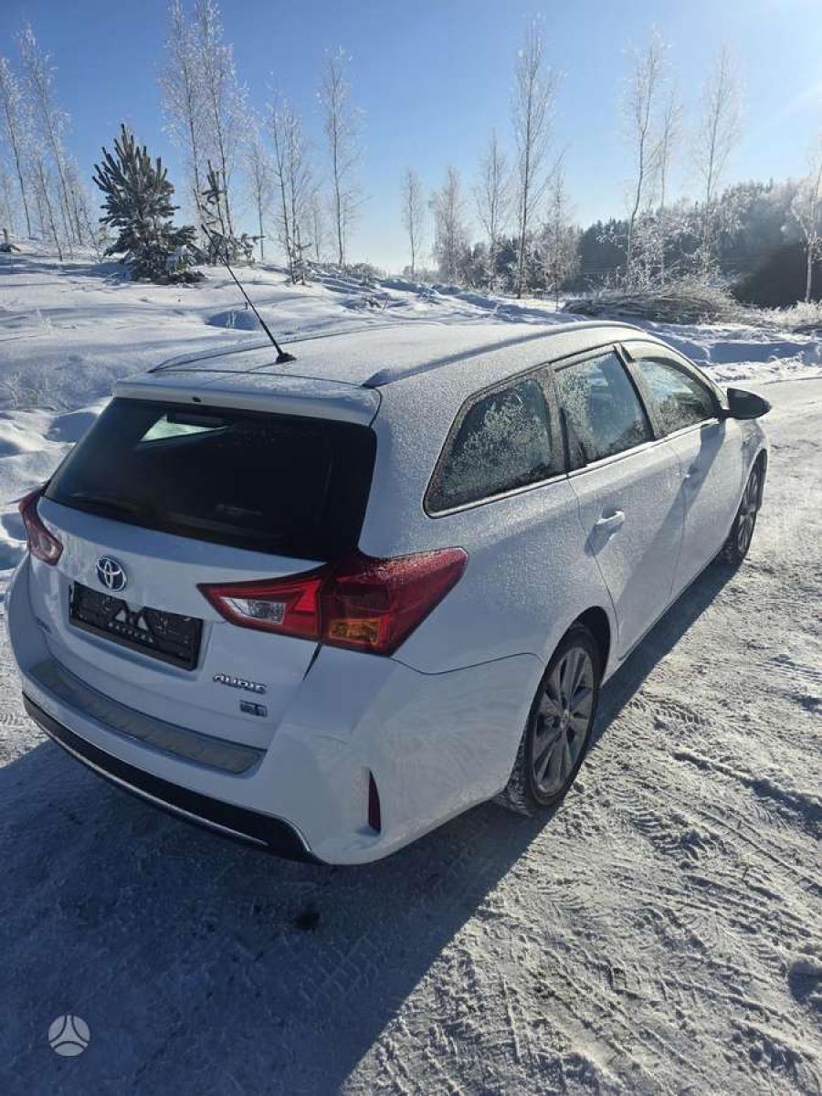 White Toyota Auris 2014 in Vilnius, with an engine capacity of 1.80 L and mileage of 270 thousand km for 5888 €, photo 3 on AUTOMOTO.COM.LV