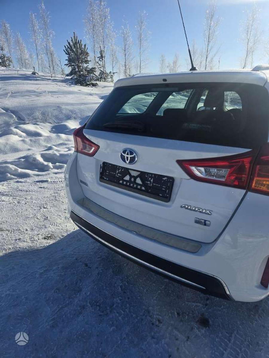 White Toyota Auris 2014 in Vilnius, with an engine capacity of 1.80 L and mileage of 270 thousand km for 5888 €, photo 4 on AUTOMOTO.COM.LV