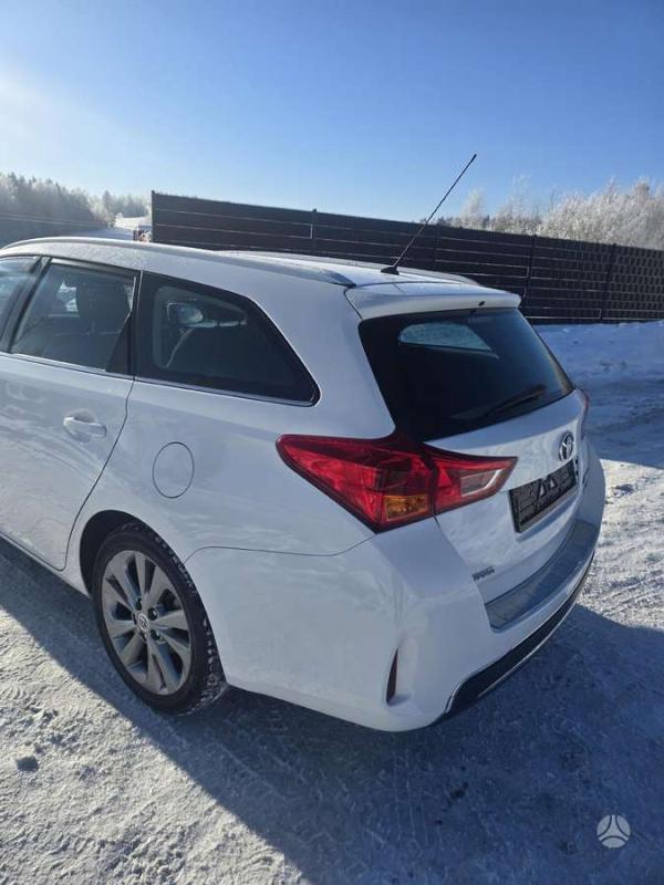 White Toyota Auris 2014 in Vilnius, with an engine capacity of 1.80 L and mileage of 270 thousand km for 5888 €, photo 5 on AUTOMOTO.COM.LV