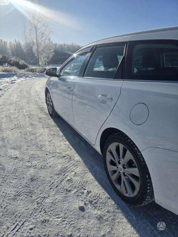 White Toyota Auris 2014 in Vilnius, with an engine capacity of 1.80 L and mileage of 270 thousand km for 5888 €, photo 6 on AUTOMOTO.COM.LV