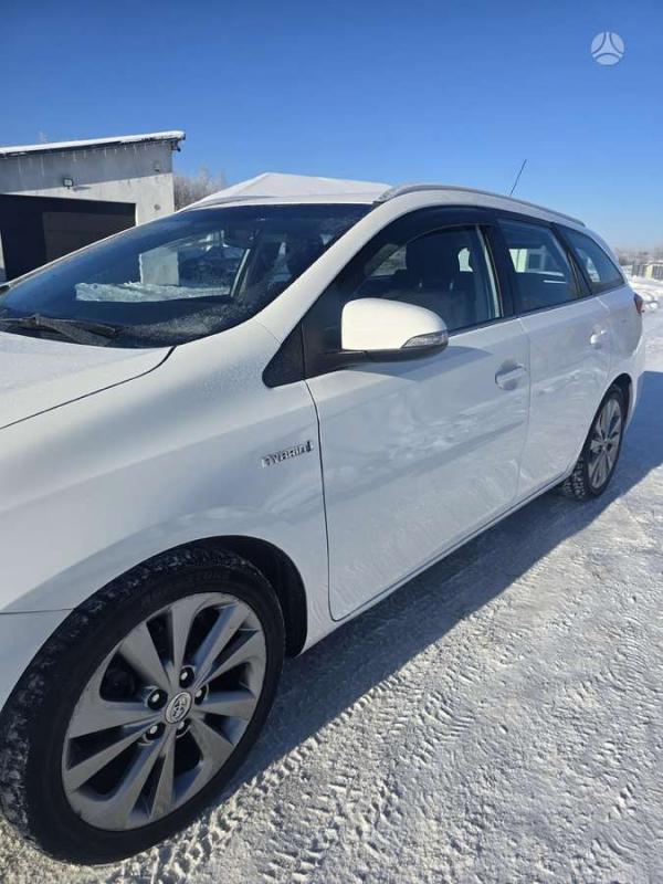 White Toyota Auris 2014 in Vilnius, with an engine capacity of 1.80 L and mileage of 270 thousand km for 5888 €, photo 7 on AUTOMOTO.COM.LV