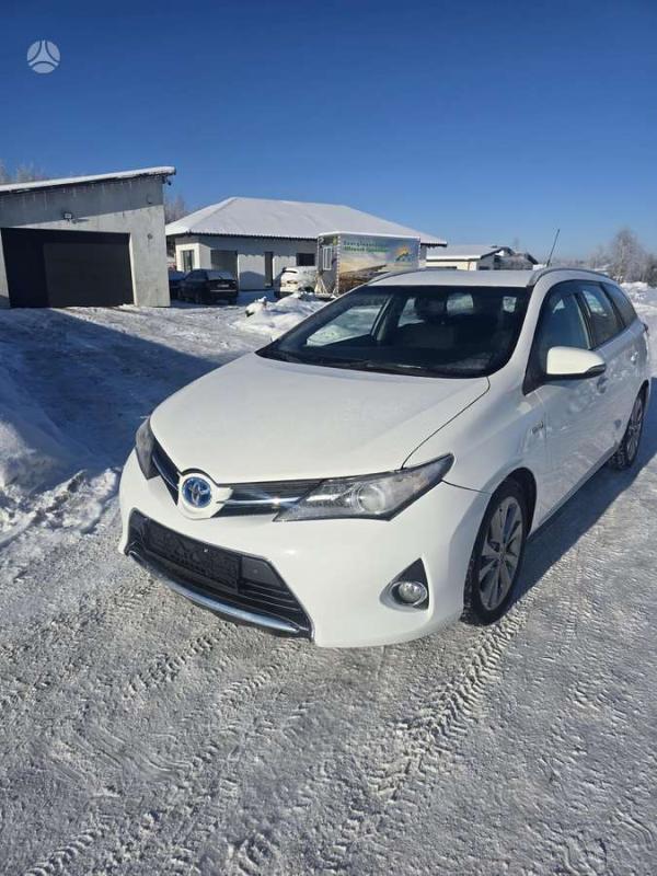 White Toyota Auris 2014 in Vilnius, with an engine capacity of 1.80 L and mileage of 270 thousand km for 5888 €, photo 8 on AUTOMOTO.COM.LV