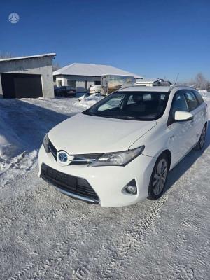White Toyota Auris 2014 in Vilnius, with an engine capacity of 1.80 L and mileage of 270 thousand km for 5888 €, photo 8 on AUTOMOTO.COM.LV