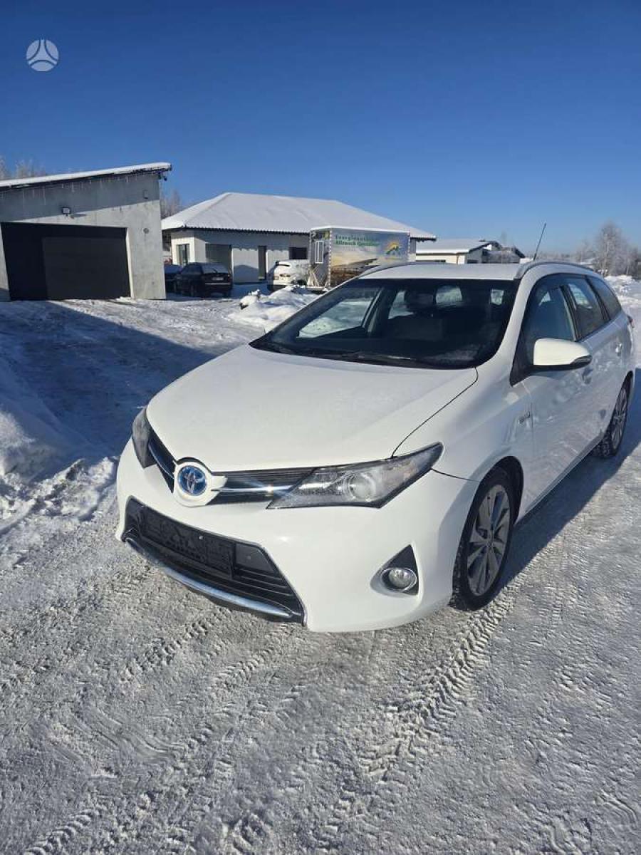 White Toyota Auris 2014 in Vilnius, with an engine capacity of 1.80 L and mileage of 270 thousand km for 5888 €, photo 8 on AUTOMOTO.COM.LV