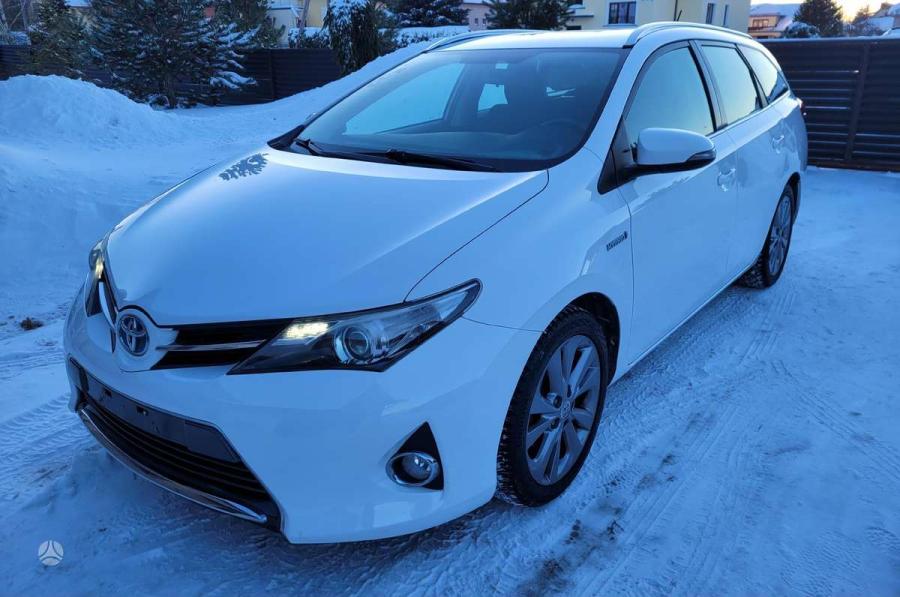 White Toyota Auris 2014 in Panevezys, with an engine capacity of 1.80 L and mileage of 199 thousand km for 7950 €, photo 1 on AUTOMOTO.COM.LV