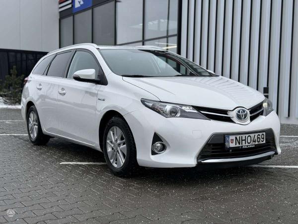 White Toyota Auris 2014 in Vilnius, with an engine capacity of 1.80 L and mileage of 284 thousand km for 6800 €, photo 1 on AUTOMOTO.COM.LV