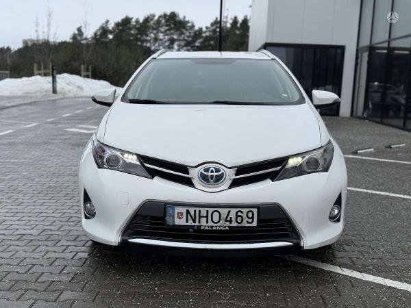 White Toyota Auris 2014 in Vilnius, with an engine capacity of 1.80 L and mileage of 284 thousand km for 6800 €, photo 2 on AUTOMOTO.COM.LV