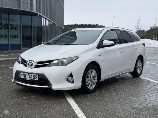 White Toyota Auris 2014 in Vilnius, with an engine capacity of 1.80 L and mileage of 284 thousand km for 6800 €, photo 3 on AUTOMOTO.COM.LV