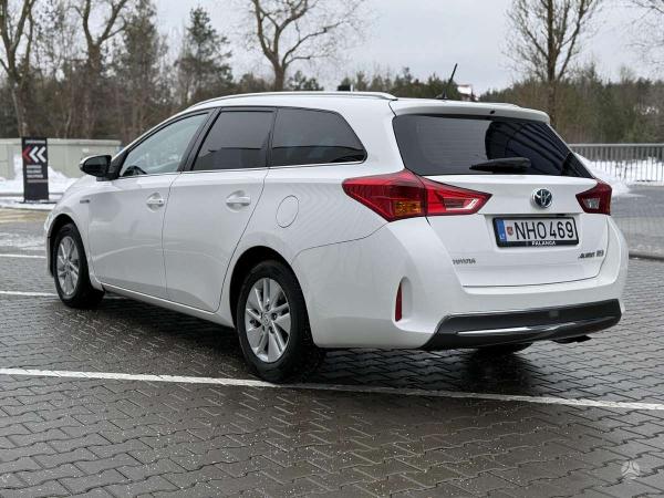 White Toyota Auris 2014 in Vilnius, with an engine capacity of 1.80 L and mileage of 284 thousand km for 6800 €, photo 4 on AUTOMOTO.COM.LV
