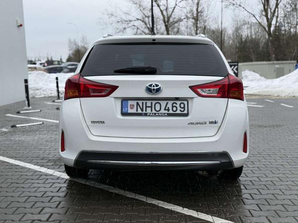 White Toyota Auris 2014 in Vilnius, with an engine capacity of 1.80 L and mileage of 284 thousand km for 6800 €, photo 5 on AUTOMOTO.COM.LV