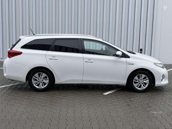 White Toyota Auris 2014 in Vilnius, with an engine capacity of 1.80 L and mileage of 284 thousand km for 6800 €, photo 7 on AUTOMOTO.COM.LV