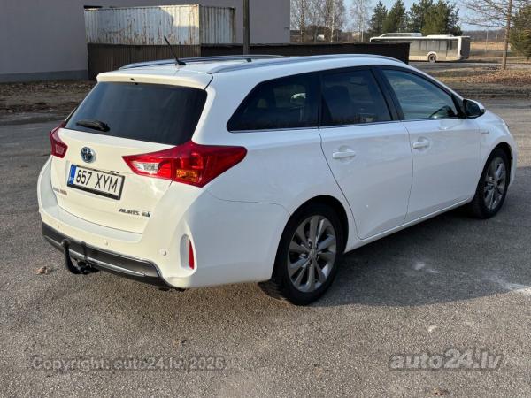 White Toyota Auris 2014 in Paide, with an engine capacity of 1.80 L and mileage of 222 thousand km for 10200 €, photo 6 on AUTOMOTO.COM.LV