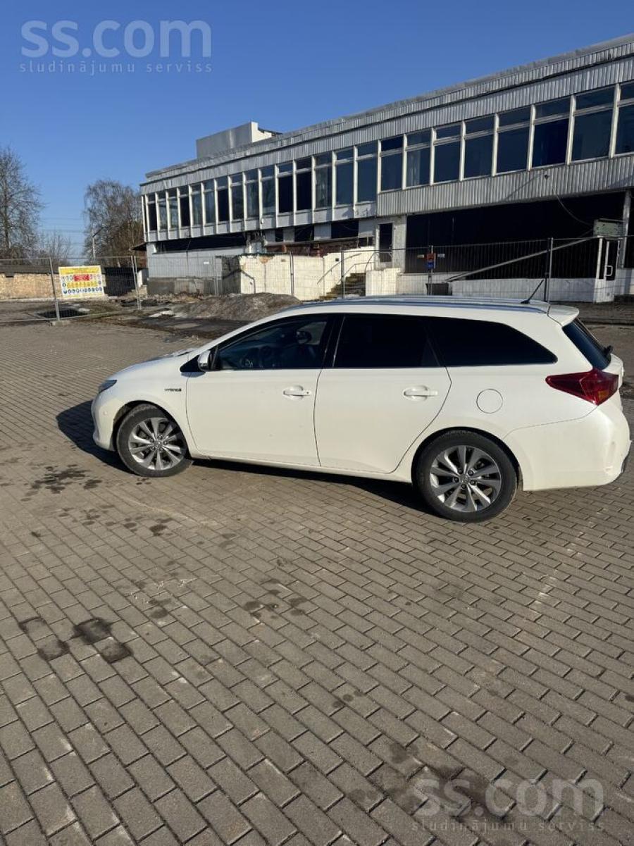 White Toyota Auris 2014 in Riga, with an engine capacity of 1.80 L and mileage of 254 thousand km for 7350 €, photo 2 on AUTOMOTO.COM.LV