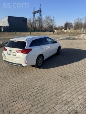 White Toyota Auris 2014 in Riga, with an engine capacity of 1.80 L and mileage of 254 thousand km for 7350 €, photo 4 on AUTOMOTO.COM.LV