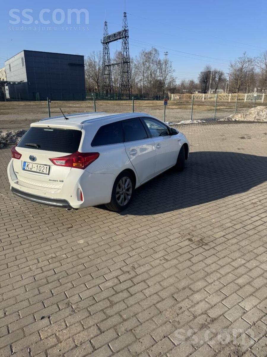 White Toyota Auris 2014 in Riga, with an engine capacity of 1.80 L and mileage of 254 thousand km for 7350 €, photo 4 on AUTOMOTO.COM.LV
